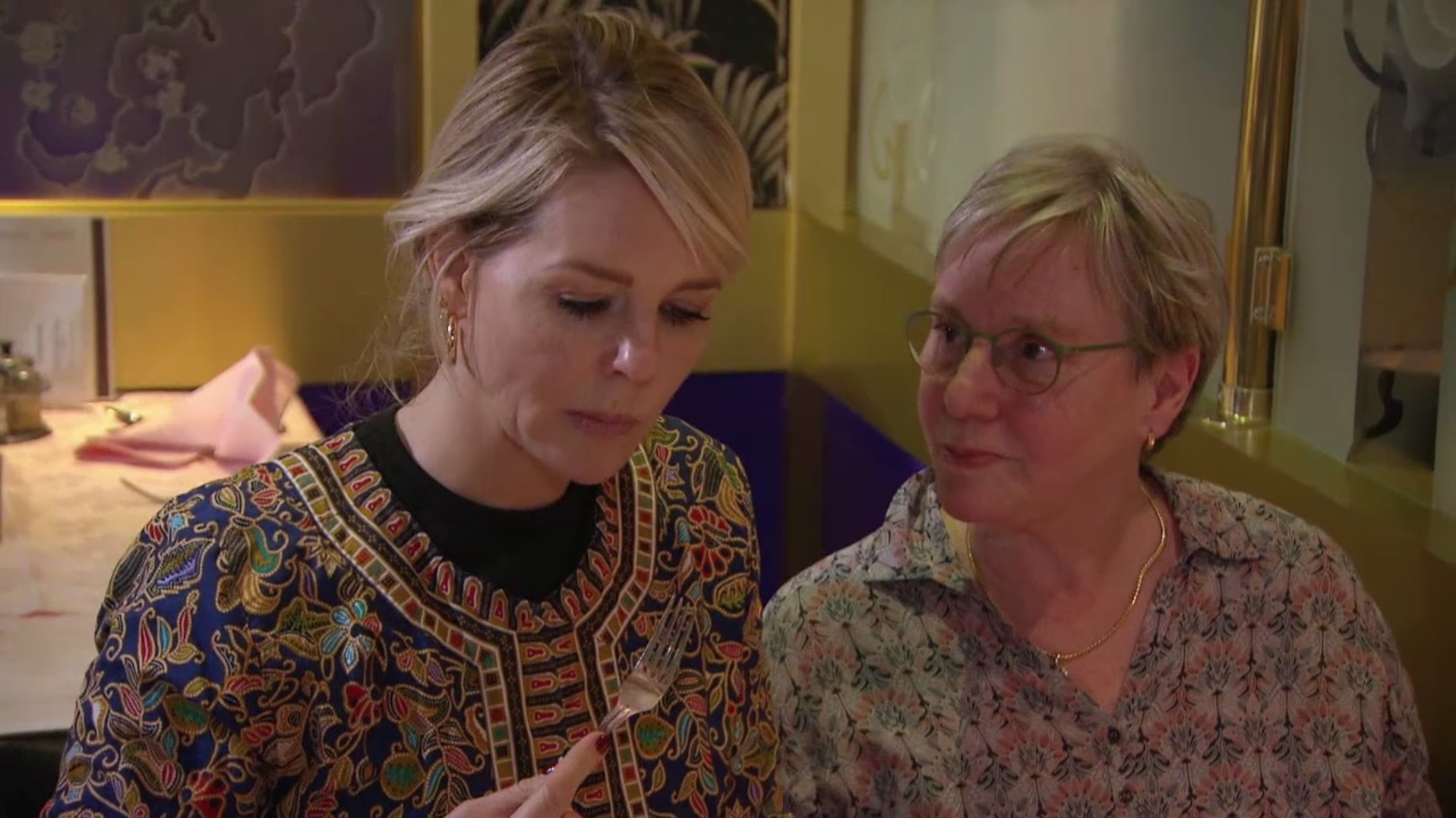 Chantal begaat faux pas als medewerker in Chinees restaurant